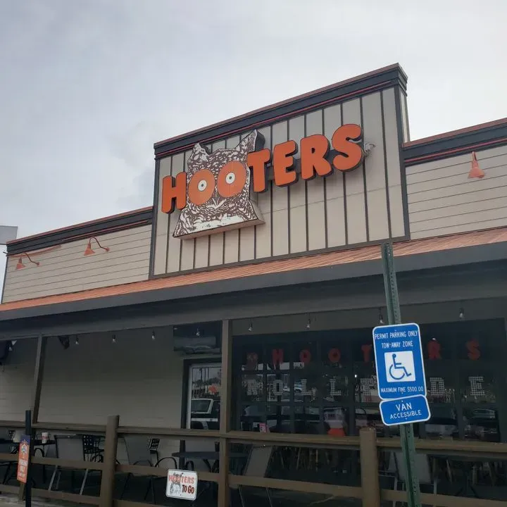 Hooters | Tuscaloosa, AL | Checkle